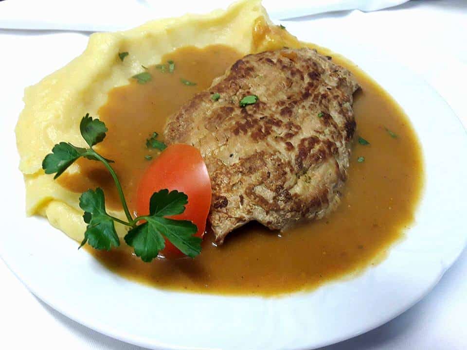 Sv. zrezek, ciganska omaka, pire krompir, solata - Gostilna in ...